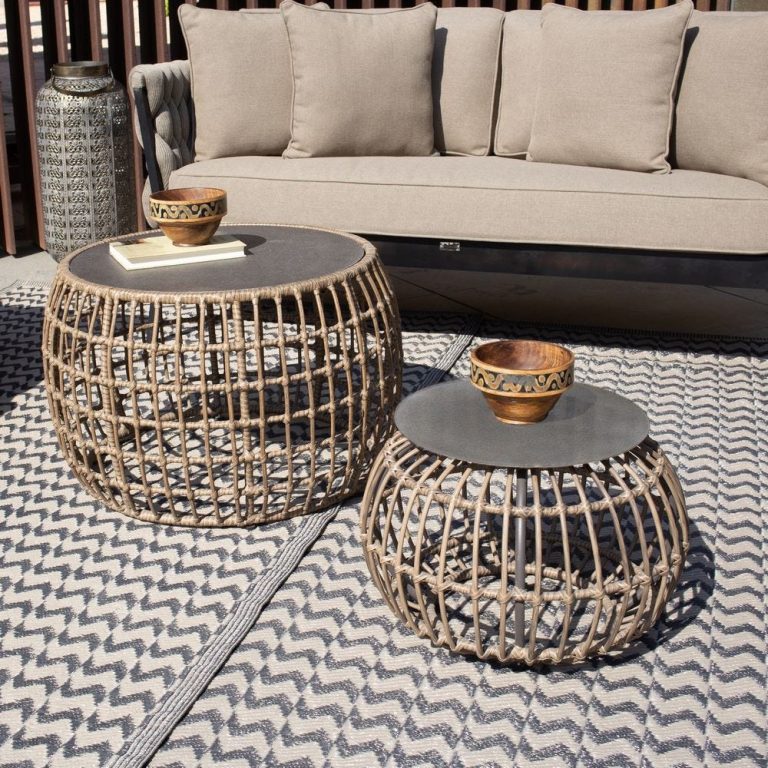 Mesa lateral Ariki em aço e rattan, 50 x 33,50 cm